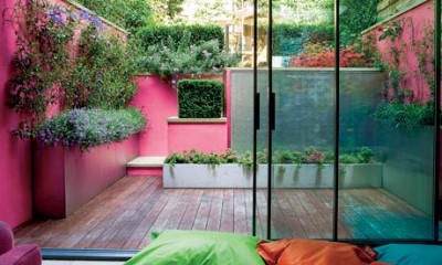 Jardín decorado en rosa